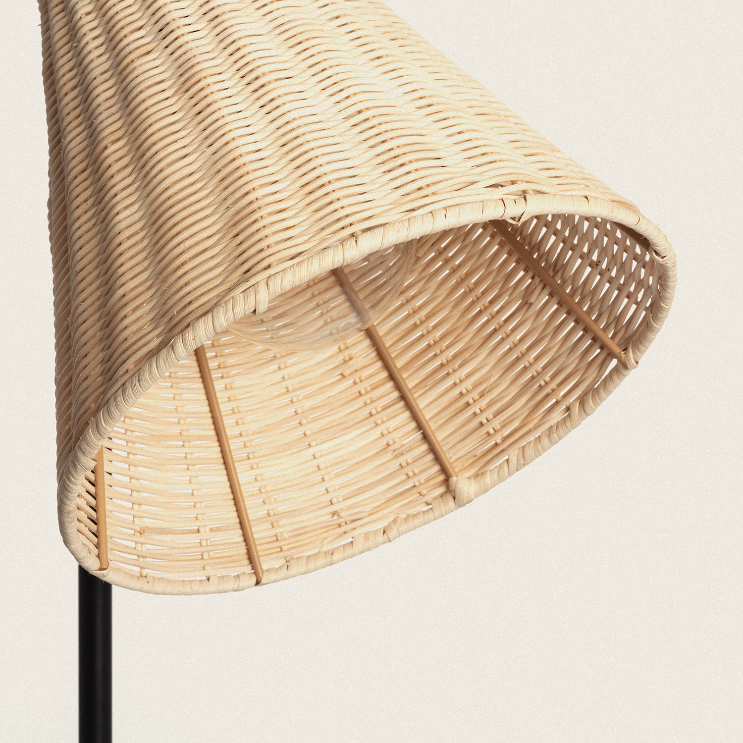 Staande lamp van Metaal en Rotan Cesto - Ledkia